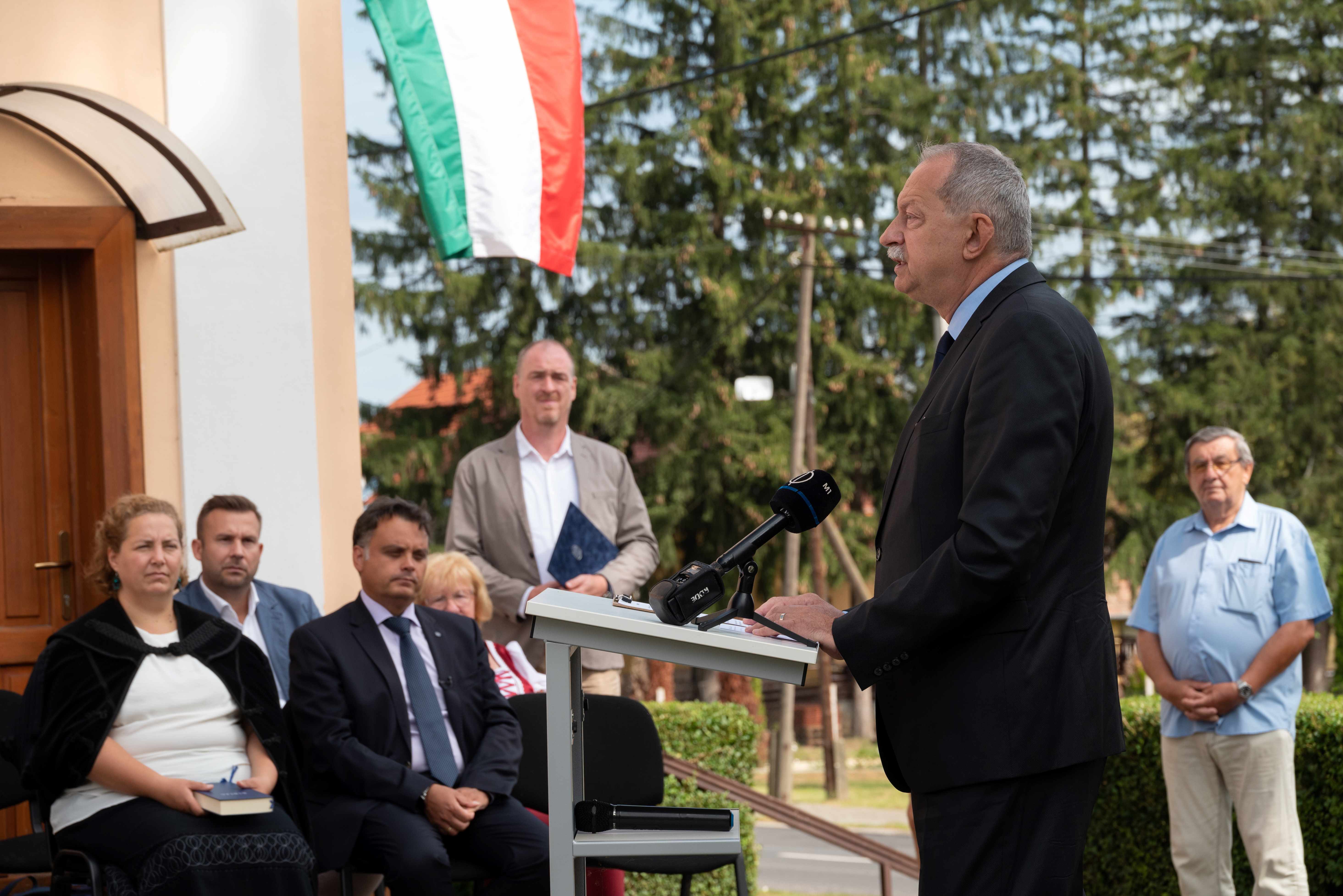 Latorcai Csaba: Folytassuk a keresztek felújítását! | KDNP